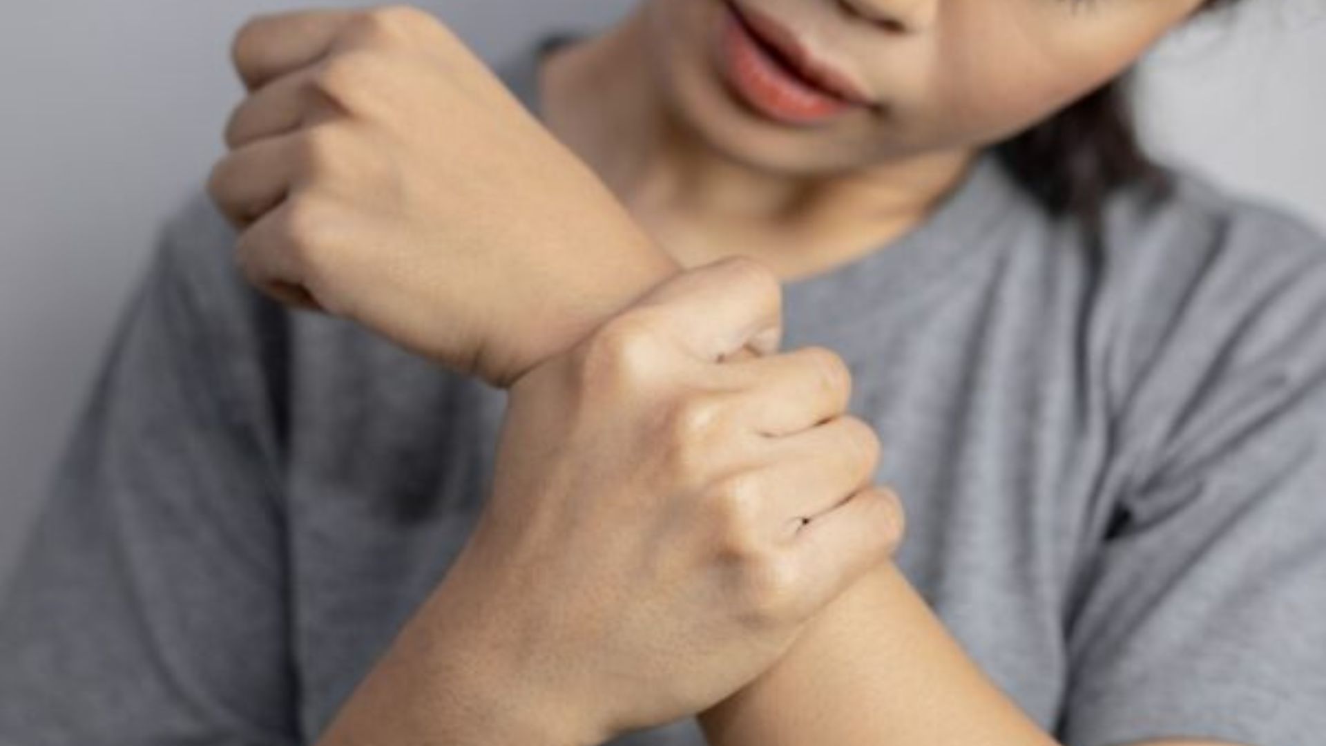 Cara Mengobati Tangan Kebas, Nyeri yang Disertai Kesemutan - Primaya ...